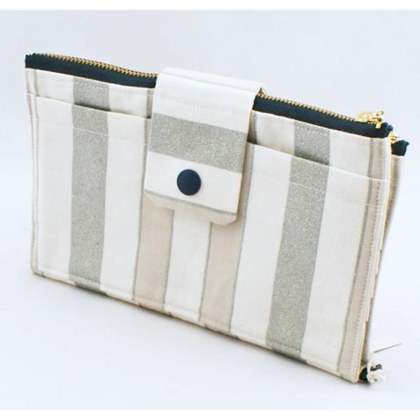 マルチに大活躍のポーチ。通帳ケースや長財布として。カードポケットもたくさん。他にもおくすり手帳やメモ帳などなど。収納力抜群なので、クラッチバッグとしてもオススメのポーチです。※外側ポケット１つ・内側　ファスナーポケット２つ・通帳サイズポケッ...