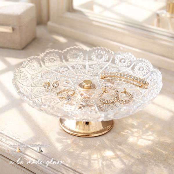 ■空間に華やぎが生まれるガラス面が光を受けてきらめくアラモードグラスのコンポートです。繊細なカットガラスが美しく輝き、置くだけで空間に上品な華やぎを添えてくれます。日常のインテリアを、少し特別な雰囲気に整えます。■飾るだけで美しく整うアクセ...