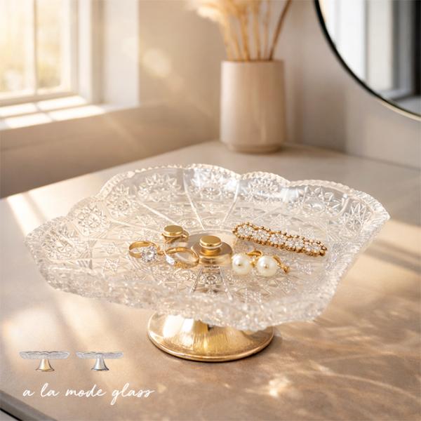 ■空間に華やぎが生まれるガラス面が光を受けてきらめくアラモードグラスのコンポートです。繊細なカットガラスが美しく輝き、置くだけで空間に上品な華やぎを添えてくれます。日常のインテリアを、少し特別な雰囲気に整えます。■飾るだけで美しく整うアクセ...