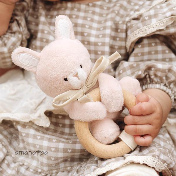 うさぎモチーフのリングラトル。耳やタグなど赤ちゃんが握りやすい工夫が詰まっており、優しい音色で楽しく遊べます。リングは歯固めとしても使用可能。ラトル部分は取り外しでき、成長後はぬいぐるみとしても長く楽しめます。ナチュラルなデザインで出産祝い...