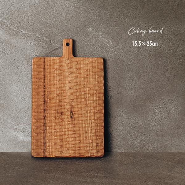 サービングボード かわいい 可愛い スクエア ハンドメイド 木製まな板 持ち手 パン チーズ 盛り付け 木製 まな板 カッティングボード キッチン カフェ カフェ風 ウッドプレート 皿 プレート ランチ凸凹した彫刻が施されている面とフラット...