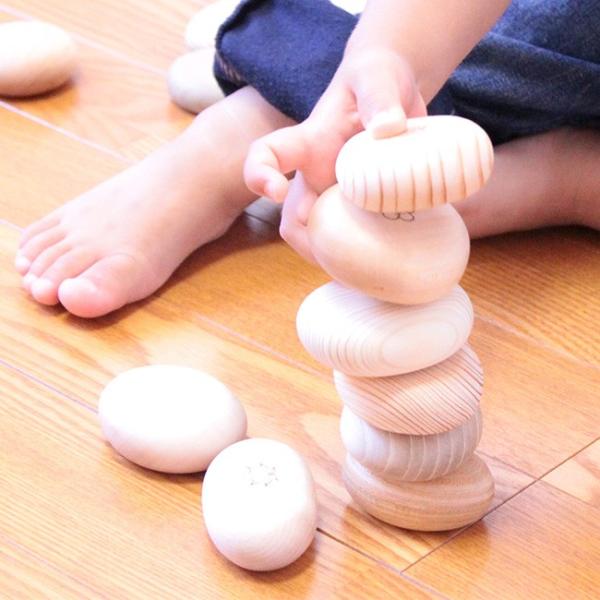 岐阜県の16種類の木が河原の石ころのような積み木になりました。ひとつひとつ丁寧に手作りしています。無塗装なので、自然な木の風合い、優しさ、温もりを感じることができる玩具です。積んだり、転がしたり、並べたり。遊びにとらわれず、想像力が養われま...