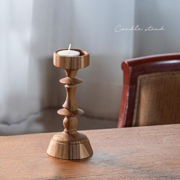キャンドルの癒しの灯りを特別に楽しむためのキャンドルスタンド。クラシカルなデザインがとてもおしゃれ。本品は木が森で生きていた時についた節やキズ、模様などはそのまま活かして製品化しています。また、小さな木片も大切な資源とし、余すことなく使用し...