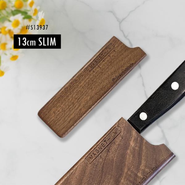 天然木ウォールナット製の包丁カバーです。ウォールナット（くるみの木）を使用し、一つ一つ手作業で仕上げられています。●刃元がはみ出しにくいように少し長めに設計（ブレードエンドカード構造）。●内蔵されたマグネットで刃にフィットするので、包丁がカ...