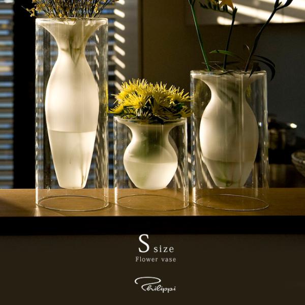 流れるような滑らかな曲線が印象的なフラワーベース。まるで浮いているかのようなデザインは、お花を飾っていなくても、オブジェとしてインテリアのアクセントになります。Philippi は1992年、ドイツのハンブルグでヤン・フィリッピによって設立...