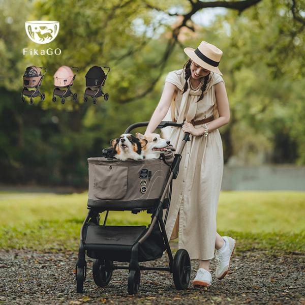 ■キャビン装着のまま折りたためるペットカート■片手で操作しやすい自動収納設計・ロック解除後、折りたたむだけで簡単に収納できる設計。■ゆとりのある広々キャビン・小型犬から中型犬まで対応できるサイズ感。多頭での使用にも配慮。■幌バックル固定で猫...