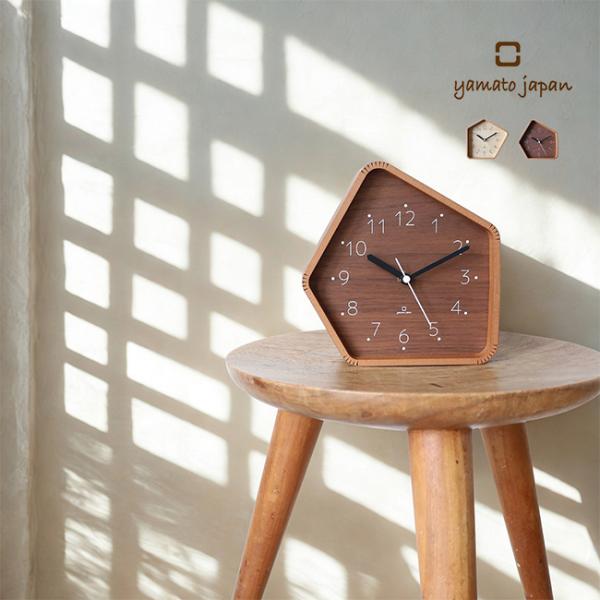 ■木製掛け置き両用時計木のぬくもりと個性的なフォルムが魅力の、掛け置き両用時計です。壁に掛けても、棚やデスクに置いても使えるため、暮らしに合わせて自由に取り入れられます。■ 掛けても置いても使える2WAY仕様壁掛け時計として空間のアクセント...