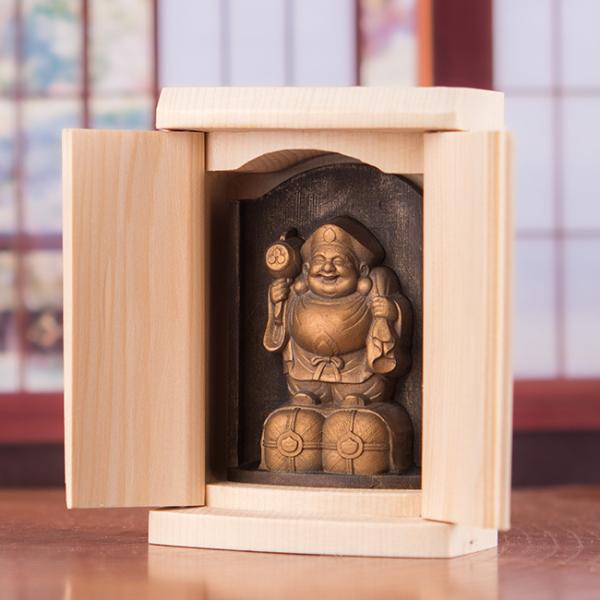 大黒天様 大黒天さま 大黒様 大黒さま 木彫り 仏像 木彫り像 日本製 日本 開運 五穀豊穣 商売繁盛 金運 祈願 ご利益 置き物 置物 御守り お守り 木製 木 彫刻 芸術 アート仏像彫刻 七福神 仏様 像 家 店 店舗小さな厨子の中には...