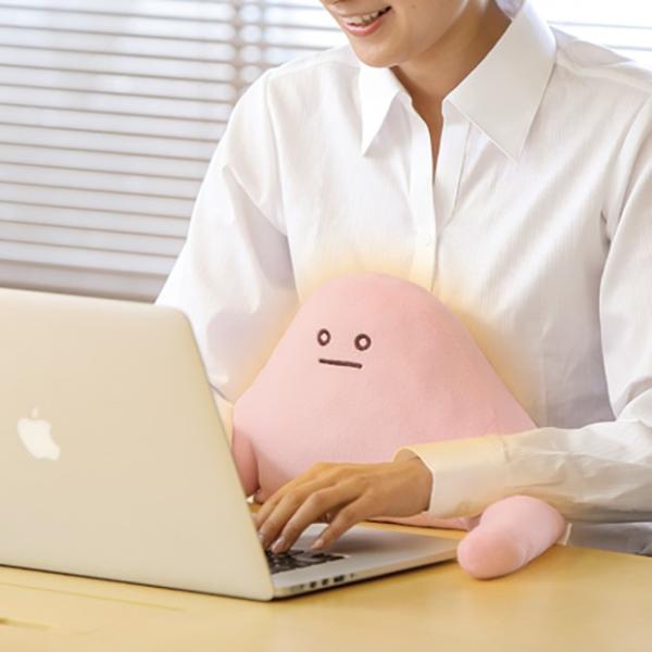 ▼デスクやチェアと体の隙間を埋めて背筋が伸びるようサポートパソコン作業をすると、ついつい前のめりになり、気づくと前猫背になります。膝の上に本品をのせ、腹部にフィットさせるように使うことで過剰な前のめりを防ぎます。また、腰にフィットさせれば腰...