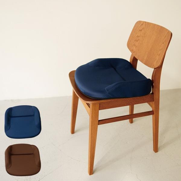 ネイビー/ブラウン クッション 高齢者 シニア 座る姿勢を整える心地いいクッション 椅子用クッション チェア用クッション オフィス 仕事柔らかな優しい座り心地にこだわったクッションです。航空機用座席の開発過程で生まれた高分子高密度ウレタンフ...