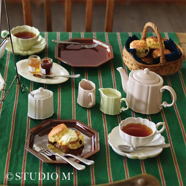 曲線が美しいオーバル形状とエレガントなハンドルが特徴的なティーポットです。あるだけで優雅なアフタヌーンティー気分が味わえます。ポットに茶漉しが無いため茶葉で本格的なお茶淹れたり、ティーバッグで気軽に淹れたりと気分に合わせて楽しめます。お一人...