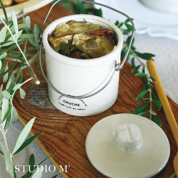 素朴な色合いとアンティーク感のある判子が印象的なキャニスター。蓋にはシリコンパッキンが付いているので密閉性にも考慮されており、調味料等を入れてご使用いただけます。淡くベージュ色になる土を使用しており、温かみが感じられる商品です。【生産国】日...