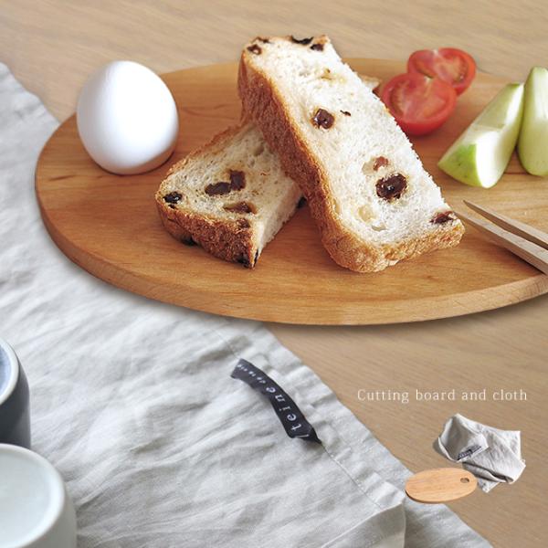 ■ブレックファーストボード食品のカットから盛り付けまで、多用途に使える一品。朝食のパンやサラダをワンプレート風に盛り付けたり、ボードに開いた円形の穴にはゆで卵がぴったり収まるなど、遊び心あるデザインもポイント♪北欧の木工職人が1つ1つ丁寧に...