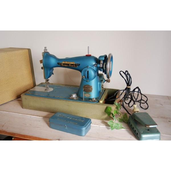 在庫有ります！即日発送！☆今だけ送料無料（沖縄県別途要相談）※北海道・九州地方への発送は送料高額にて1点での発送の場合220円のご負担お願いします他商品(送料無料)も購入の場合不要。予めご了承願いますケース付アンティーク電動ミシン<b...