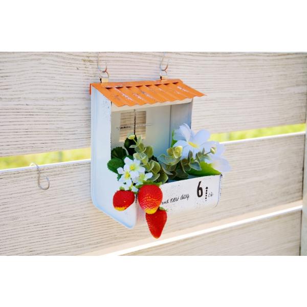 レトロアンティーク仕上げブリキ製プランター※ブリキ成形施工上の歪みなどサイズ（概寸）幅13cm 奥行き10.5cm 高さ16.5cm置き掛け兼用  壁吊金具付  撮影雑貨別途送料安く】商品代金合計7500円以上で送料半額10,000円以上で...