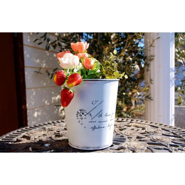 レトロアンティーク仕上げブリキ製※意図的な汚し傷加工・底穴あり ・プラカップ付きつや消しアンティークホワイト プランターカップ・植木鉢サイズ（概寸）直径13cm 高さ14cm  撮影用雑貨別途【送料安く】商品代金合計7500円以上で送料半額...