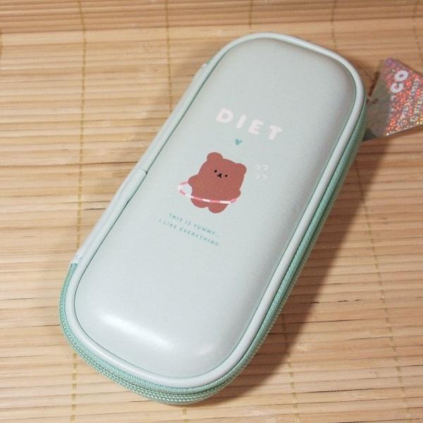 軽くて丈夫なセミハード素材のCAP-CO（カプコ）ペンケースです。中はメッシュポケットがついてスッキリ収納できますゆるいキャラクターにくすみカラーのシリーズです　◆サイズ：H80×W200×D40mm　位　　◆素　材：EVA、合皮＜発送方法...