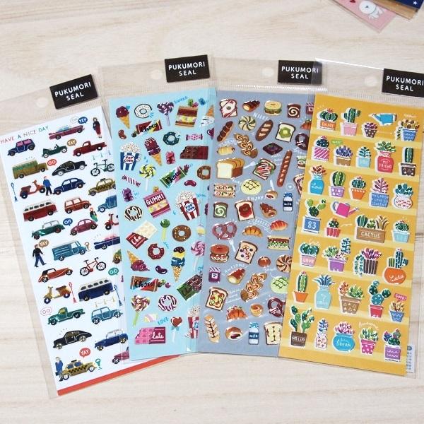 マインドウエイブのユニークで楽しいプクモリシール4点セットですイラストに合わせた、箔と凹凸のアクリル樹脂が魅力的な特殊素材のシールです。柔らかい素材なので曲面にも貼ることができ、水気にも強いので花瓶やビンのデコレーションにもおすすめ。お手紙...