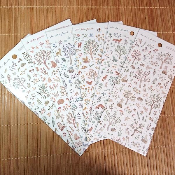 森の中をイメージした絵柄風イラストインザフォレストステッカー6点セットです。透け感ありトレーシングペーパー素材でイラストはひとつひとつ型抜きされており、お好みのレイアウトでデコレーションに使えますお手紙やメッセージ、フォトアルバムのデコレー...