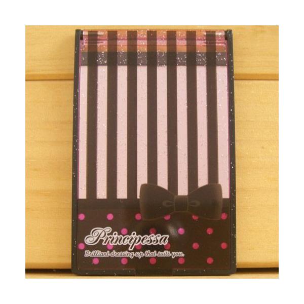 おしゃれ女子必須のコスメアイテム、お姫系ポケットミラーです♪クリア感のきれいなデザインです。コームやコスメポーチもあります。お揃いで使っちゃおう！材料：スチロール樹脂/ガラス本体：ラメ入りブラックカバー：ラメ入りピンクサイズ：H90mm×W...