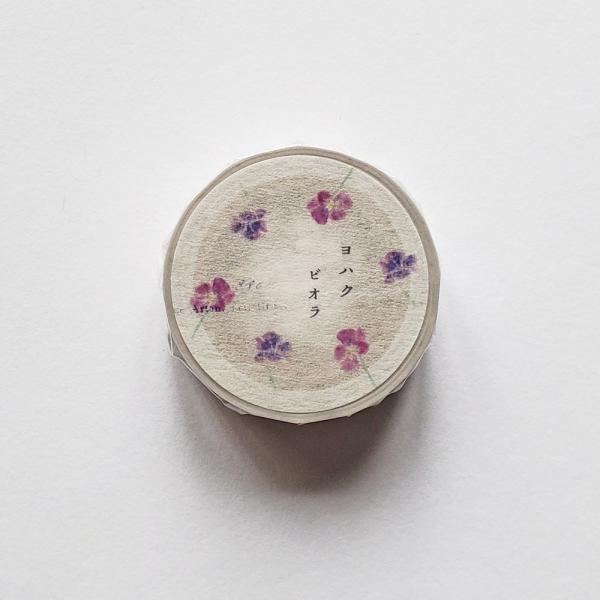 雑貨ブランド　ヨハクさんのオリジナルのマスキングテープです。シンプルなデザイン、やわらかくてほわっとしたデザインが綺麗で可愛らしくて人気です。テープ幅:15mm×10m　　1巻　　日本製　