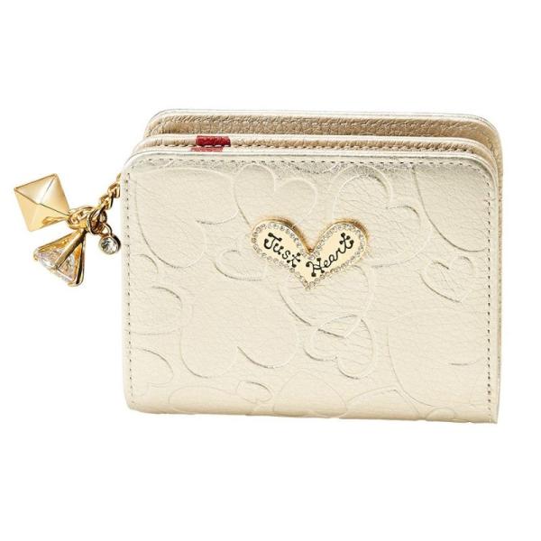 ハートの型押しが魅せる世界観。オールレザーに合わせたゴールド使いがラグジュアリー手軽に持てるミニマムな2つ折タイプのウォレット。前面にはアクセントに、艶めくゴールドのレザーに合わせてゴールドのJust Heartオリジナルプレート。プレート...