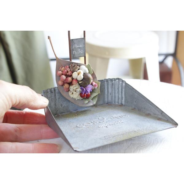 ひなたさん特製ドライフラワーマグネットと小さなチリトリのセット。ドライフラワーはマグネットなので取り外し自由お好きなところにピタッとディスプレイできます♪ちりとりの背面がフラットで座面とはほぼ直角なので壁などに取り付けて小さな物置トレイとし...