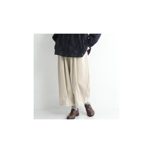 コットンリネン特有のさらっとした風合いのパンツ。腰まわりと裾にタックをあしらい、ふんわりとしたバルーンシルエットウエストは総ゴム仕様の楽なはき心地で、紐で調節が可能。両サイドにポケットがあります。サイズ：総丈83cm　ウエスト70〜100c...