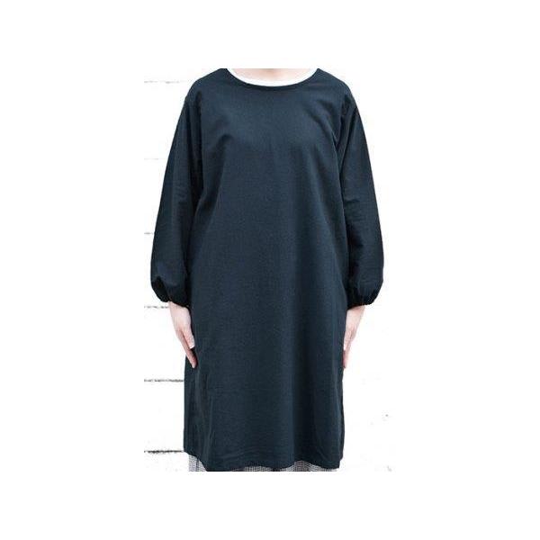 やさしい肌触りで、あたたかみのある表起毛コットンを使ったシンプルなデザインのスモックエプロンです。首回りもゆったりで、かぶって着脱できます。背中やおしり部分もあいていないので、スモックブラウス感覚で着ていただけます。後ろボタン、両サイドにポ...