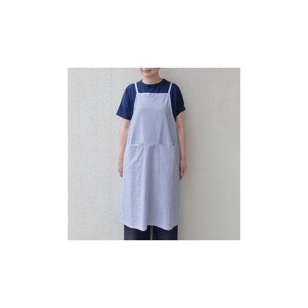 お洋服感覚で重ね着できるワンピース型のエプロンです。さらりと軽いコットンサッカー生地でストンとしたストレートなシルエット。ポケットは切り替え部分に隠れているので目立たず全体にすっきりとした印象です。サイズ：丈 102cm 身幅　約54cm素...