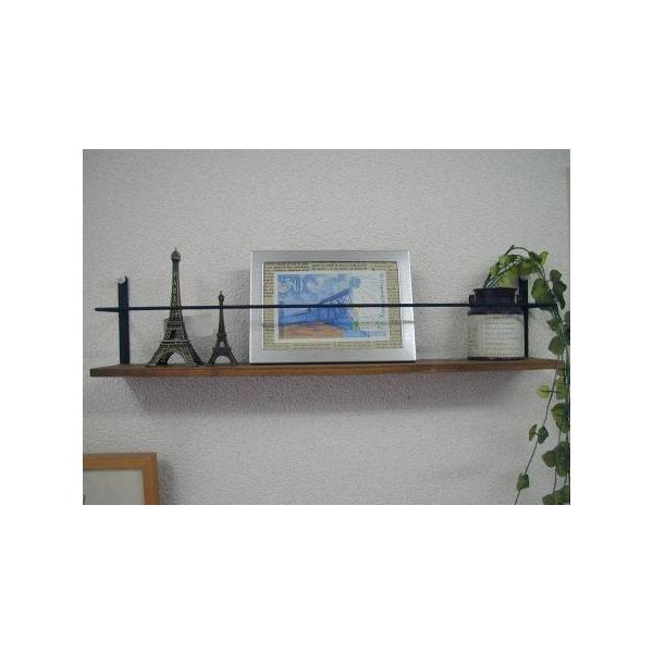 木とアイアンの組み合わせで、どんなインテリアにも合いそうなミニシェルフカードやＣＤ、小さな雑貨のディスプレイに。サイズ：約w５０×d９×h１０cm素材：パイン材、アイアン＊取り付けネジは付属しておりません。＊Ｓサイズもございます。