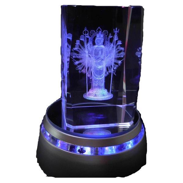 クリスタル　3D レーザー彫刻　千手観音とLED四色発光台セット クリスタルのサイズ：5X5X8cm。 LED発光台のサイズ: 直径5XH3.3ｃｍ。 LED発光台は単三電池3個使用、顧客様の別途購入です。