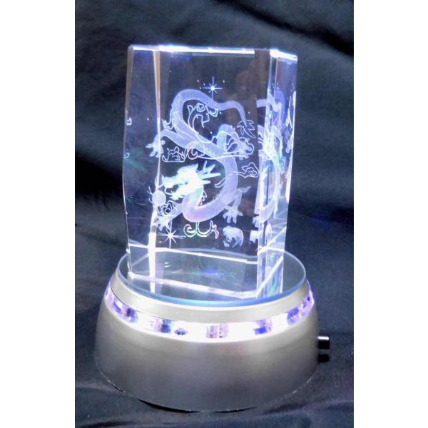 クリスタル　3D レーザー彫刻　龍とLED四色発光台 セット　クリスタルのサイズ：5X5X8cm。 LED発光台のサイズ: 直径5XH3.3ｃｍ。 LED発光台は単三電池3個使用、顧客様の別途購入です。