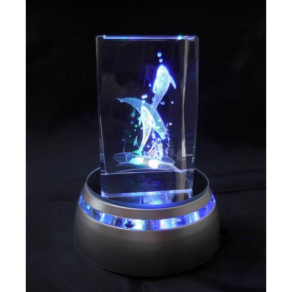 クリスタル　3D レーザー彫刻　イルカとLED四色発光台 セット　クリスタルのサイズ：5X5X8cm。 LED発光台のサイズ: 直径5XH3.3ｃｍ。 LED発光台は単三電池3個使用、顧客様の別途購入です。