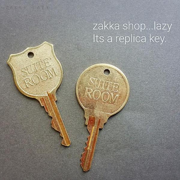 サイズ(Round)約7.5×4cm(Tulip)約7.5×3cm人気の鍵に新しいデザインが仲間入り。今までのキーよりもサイズは少し大きめになります。表面は“SUITE ROOM”、裏面は何と“777”の数字が…金具を付けてオリジナルのチャ...