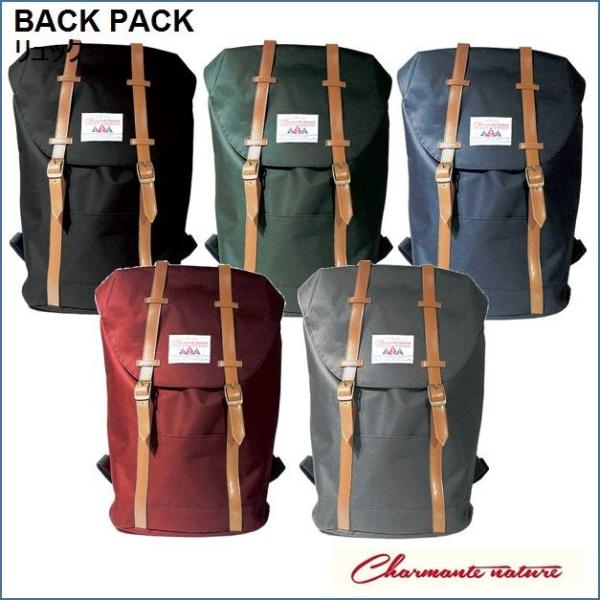 ベルトのデザインが特徴のバックパック。ベルトの部分は裏側がマグネットになっているので、サッとフードの部分を開くことができます。開口部はひもを絞ることで、開きを調整します。サイドには穴があいている為、イヤホンコードなどを通すこともできますね。...