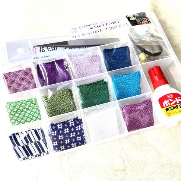 ケース付きの道具と材料がセットになって、初心者さんにピッタリ※柄付きちりめん布は製造時期によって異なる場合があります●セット内容・ケースサイズ：およそ 縦17cm、横23.5cm、厚み3.7cm・ちりめん布（二越）：3.5cm角　各10枚（...