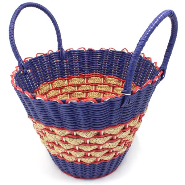 サイズ：約 直径30cm 高さ23.5cm素　材：ポリプロビレン※定形外郵便物NGデザイン：籠 ブルー レッド  青色と赤色を主体としたポリプロビレン素材で編まれたバスケットです。