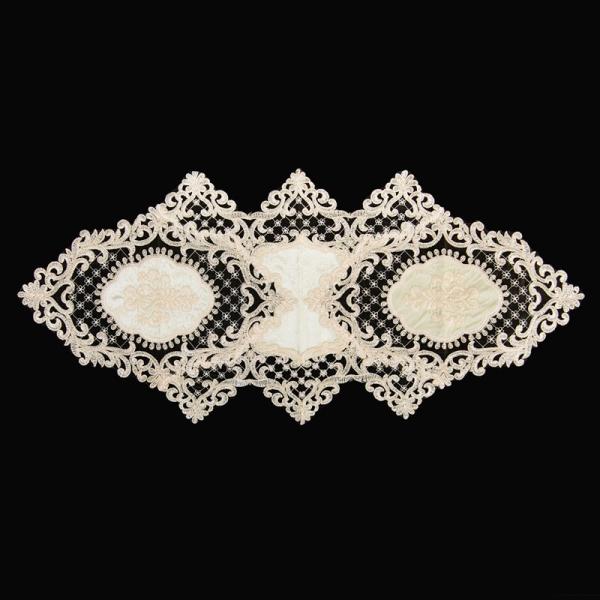 サイズ：約横幅90.0×縦幅40.0cm素　材：ポリエステル※定形外郵便物ＯＫデザイン：テーブルセンター 植物 レース ベージュ 花柄曲線のシルエットが美しいデザインです。少しピンクがかったベージュのレースに、薄手のベロアの様な生地を合わせ...