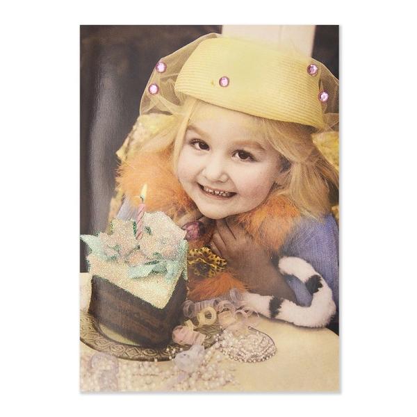 サイズ：約横幅18.5×縦幅13.4cm（封筒のサイズ）※定形外郵便物OKブランド：ポータルデザイン：誕生日 お祝い 女の子 ケーキ 黄色 茶色ポータルの二つ折りグリーティングカードです。セピア調の写真にグリッターやラインストーンが施されて...