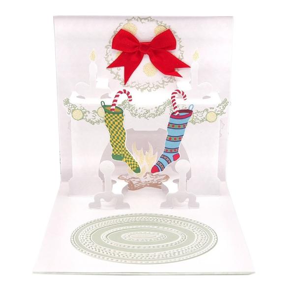 サイズ：横幅14.3×縦幅14.3cm（封筒のサイズ）　　　　横幅13.3×縦幅13.3cm（カードのサイズ）素　材：紙製※定形外郵便物OKブランド：Up with Paperデザイン：クリスマス 靴下 リボン 蝋燭 暖炉 白色 赤色 緑色...