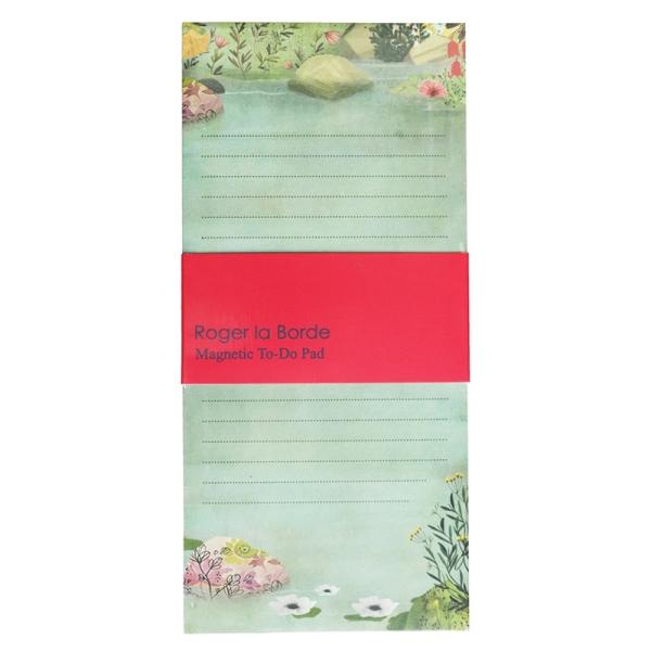 サイズ：約縦幅21.0×横幅9.8cmページ数：80シート※定形外郵便物不可ブランド：Roger la Bordeイラスト：Kendra Binneyデザイン：メモ帳 磁石 縦長 植物 泉 緑色 グリーンイギリスの紙ものブランド♪ロジャーラ...