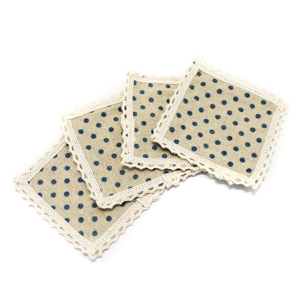 サイズ：約W.10cmxH.10cm※定形外郵便物ＯＫデザイン：レース ドット ブルー グレーシャリ感のあるナチュラルなグレーのリネン生地に、爽やかなブルーの水玉模様をあしらったコースターです。縁に添えられた白いレースが、落ち着いたデザイン...
