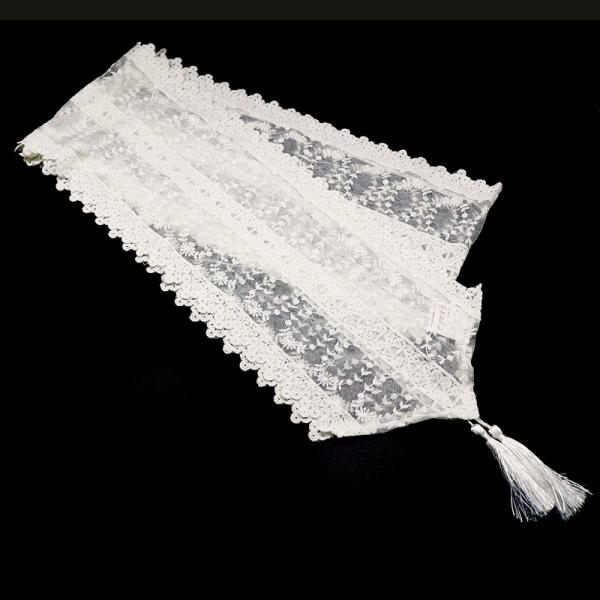 サイズ：約25.0×180.0cm/レース素　材：ポリエステル※定形外郵便物ＯＫデザイン：テーブルセンター 植物 レース ホワイト ボタニカルボタニカル模様のデザインがとても美しくきめ細やかなホワイトのレースが特徴のテーブルセンターです。高...