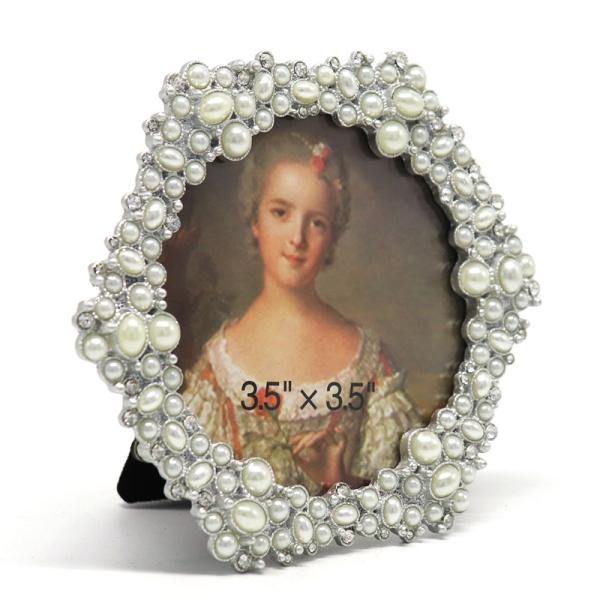 サイズ：約幅12.0cm×奥行き1.5cm×高さ10.5cm（全体）　　　　約幅6.8cm×高さ6.8cm（窓サイズ）素材：合金・エポキシ樹脂・ガラス・プラスチックビーズデザイン：写真 写真立て インテリア インテリア雑貨 シルバーデコラテ...