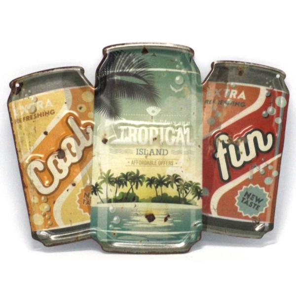 サイズ：約W30 x H23 cm※定形外郵便物OKデザイン：アメリカ ガレージ 看板 ポスター アンティーク調のメタルプレート缶ジュースを模ったデザインのアメリカンなメタルプレートです。表面はエンボス加工されている為、光の反射がイラストを...