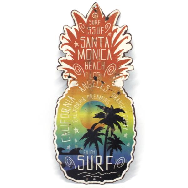 サイズ：約W17 x H37 cm※定形外郵便物OKデザイン：アメリカ ガレージ 看板 ポスター アンティーク調のメタルプレートパイナップルを模ったデザインのアメリカンなメタルプレートです。表面にはサンタモニカのビーチのイラストが描かれてい...