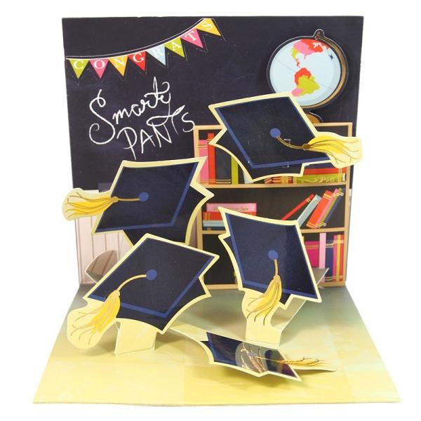 サイズ：横幅14.3×縦幅14.3cm（封筒のサイズ）　　　　横幅13.3×縦幅13.3cm（カードのサイズ）素　材：紙製※定形外郵便物OKブランド：Up with Paperデザイン：卒業 卒業祝い 帽子 地球儀 本棚 黒板 黒色 青色イ...