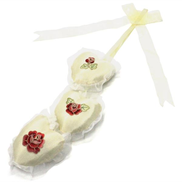 サイズ：全体の長さ　約50cm<br>　　　　オーナメント　約縦10×横9×厚さ5(cm)<br>素　材：サシェ オーナメント 花柄      可愛らしい３つのサシェオーナメントです。インテリアとして、部屋の壁やドア...
