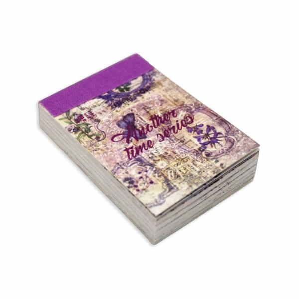 素材：紙サイズ：約高さ幅4cm×高さ6cm以内 50柄×1枚（計50枚入り）デザイン：紙素材 蝶     もう一つの時空シリーズの紙素材ミニシールブック、50柄×1枚の計50枚セットです。もう一つの時空が描かれたシリーズ。パープルを基調とし...